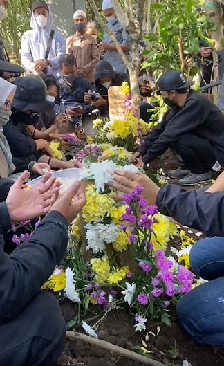 Tangis haru keluarga dan musisi mengiringi pemakaman Eben Burgerk