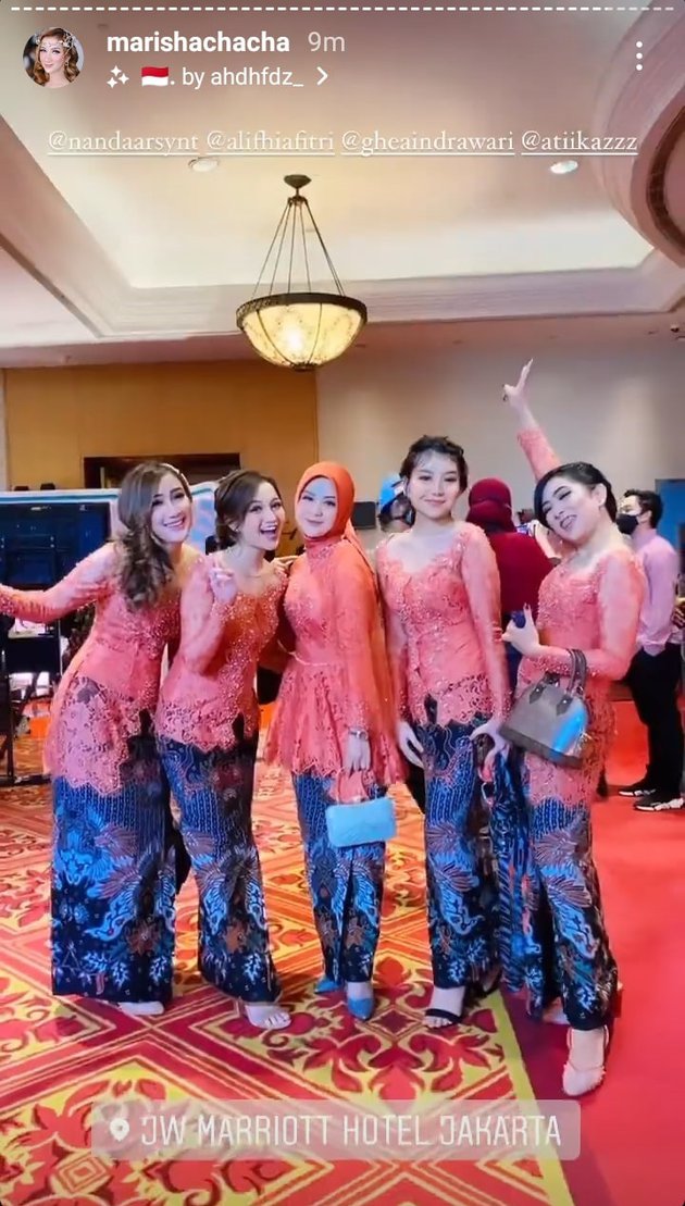 7 Potret bridesmaid Ria Ricis di lamaran, manis dengan kebaya pea