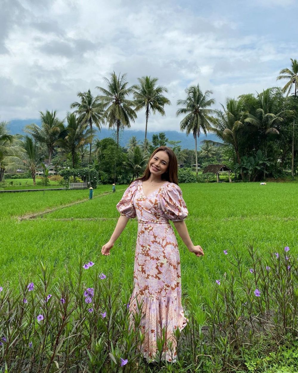 9 Inspirasi mix and match outfit Rossa, cocok untuk hangout