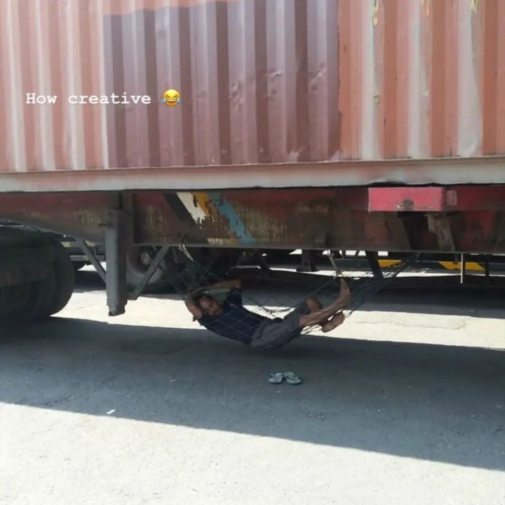 11 Potret lucu orang bikin hammock ini tempatnya nggak terduga