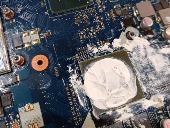 11 Potret nyesek laptop rusak termakan usia, harus banyak sabar | Techno.id