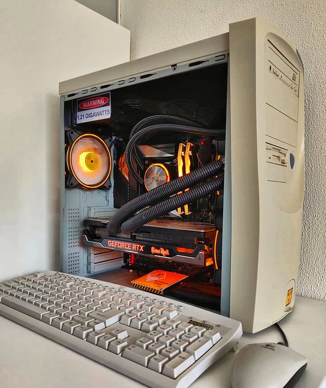 11 Potret lucu komputer kencang dirakit pada casing jadul, bikin heran | Techno.id