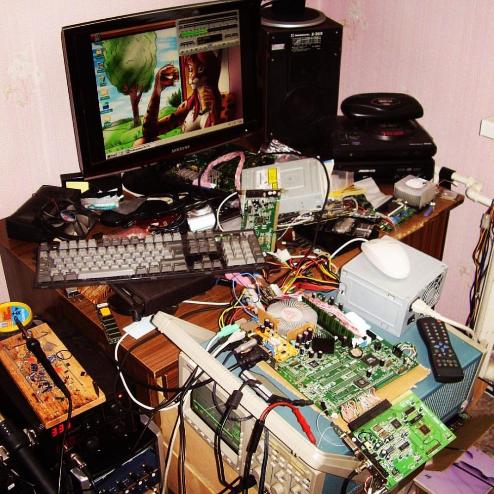 11 Penampakan absurd set up komputer tidak rapi, bikin susah dipakai ...