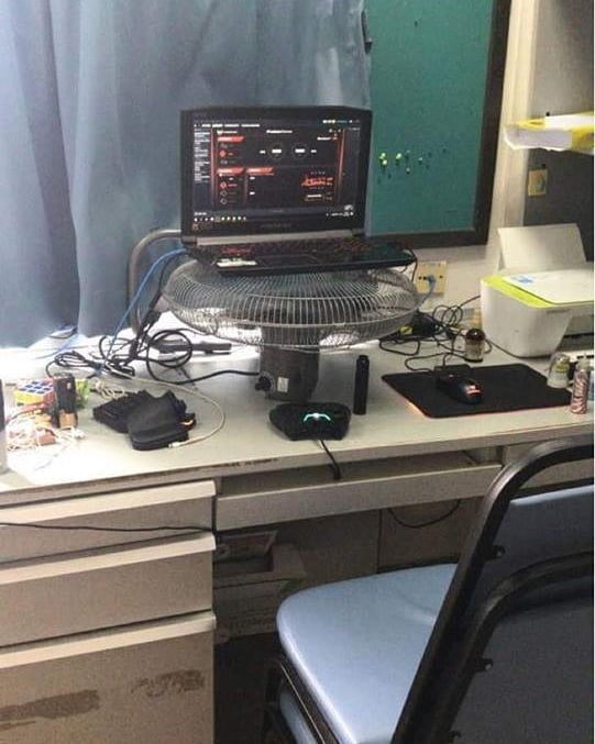 11 Potret lucu set up komputer dengan hiasan tak biasa, unik dan kocak ...