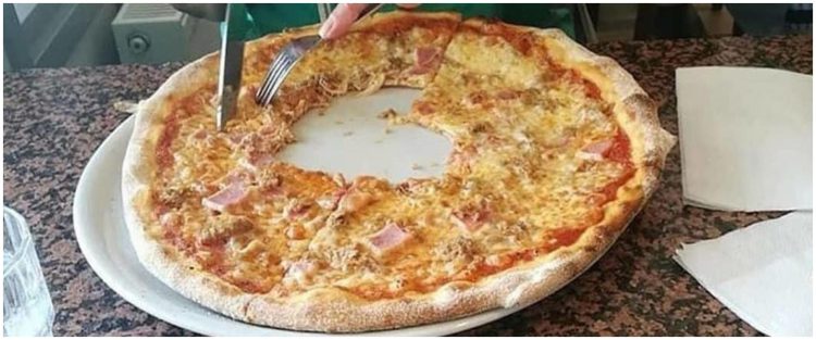 11 Potret pizza dipotong nggak simetris, bikin perfeksionis geregetan