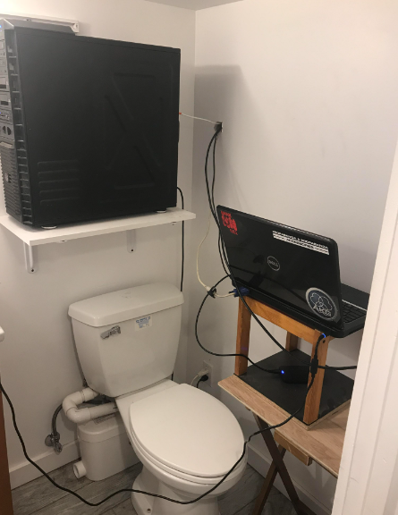 11 Potret absurd set up komputer dalam toilet, bikin geleng kepala ...