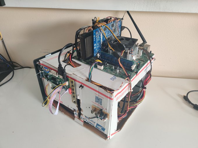 11 Potret nyeleneh komputer dirakit secara minimalis, jadinya nyentrik ...