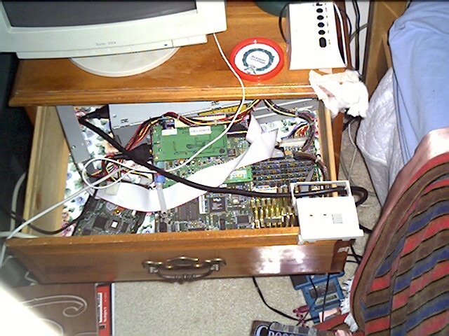 11 Potret nyeleneh komputer dirakit secara minimalis, jadinya nyentrik ...