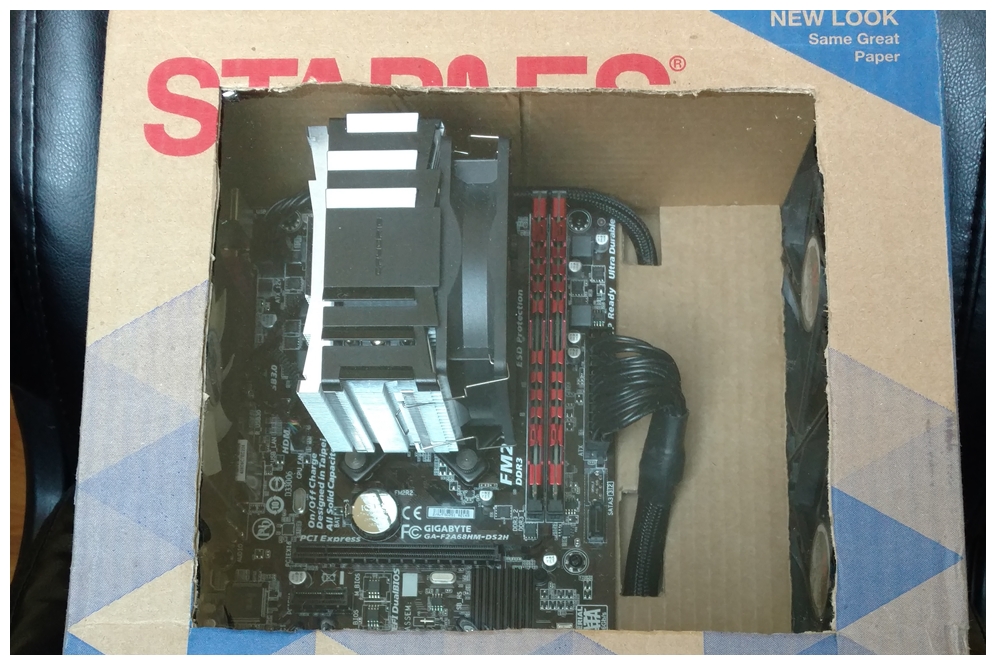 11 Potret nyeleneh komputer dirakit secara minimalis, jadinya nyentrik ...