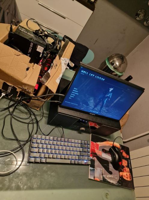 11 Potret nyeleneh komputer dirakit secara minimalis, jadinya nyentrik ...