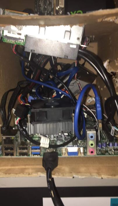 11 Potret nyeleneh komputer dirakit secara minimalis, jadinya nyentrik ...