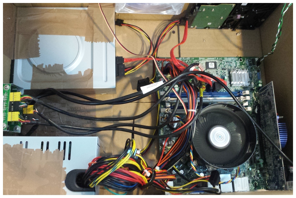 11 Potret nyeleneh komputer dirakit secara minimalis, jadinya nyentrik ...