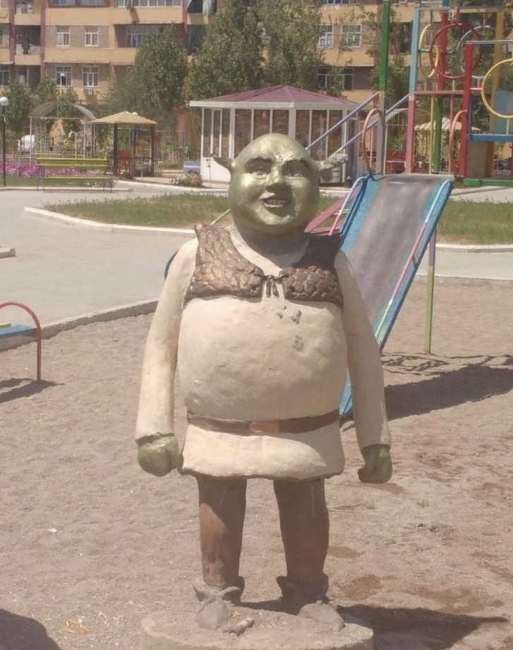 11 Penampakan absurd patung Shrek ini bikin malas melihatnya