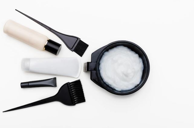 7 Cara bleaching rambut sendiri agar tidak rusak, bilas air dingi