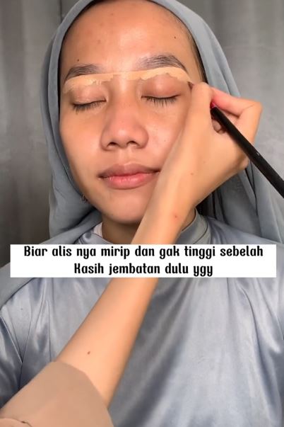 Cara membuat alis rapi dan simetris ala MUA ini mudah ditiru