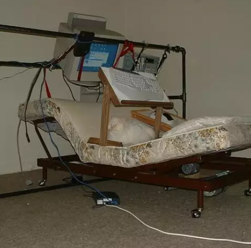 11 Potret nyeleneh set up komputer di atas kasur, cocok untuk kerja ...