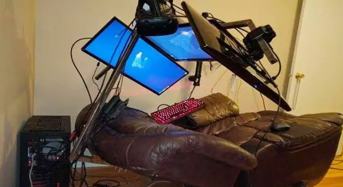 11 Potret nyeleneh set up komputer di atas kasur, cocok untuk kerja ...