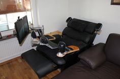 11 Potret nyeleneh set up komputer di atas kasur, cocok untuk kerja ...