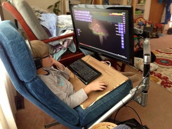 11 Potret nyeleneh set up komputer di atas kasur, cocok untuk kerja ...