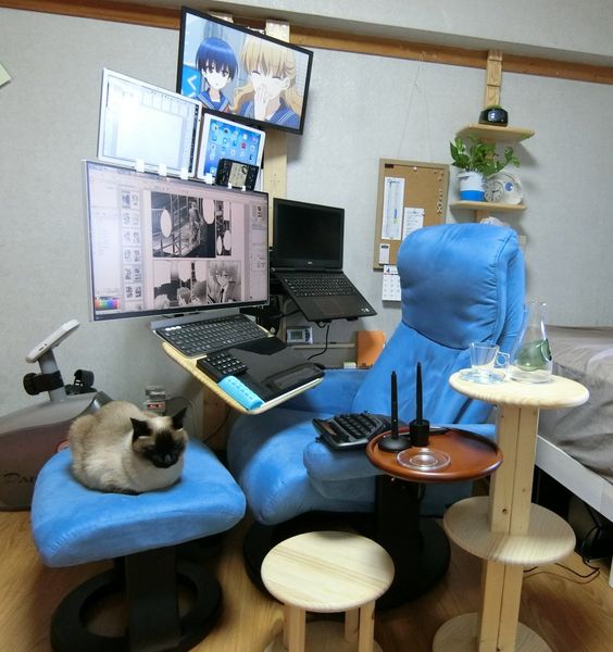 11 Potret nyeleneh set up komputer di atas kasur, cocok untuk kerja ...