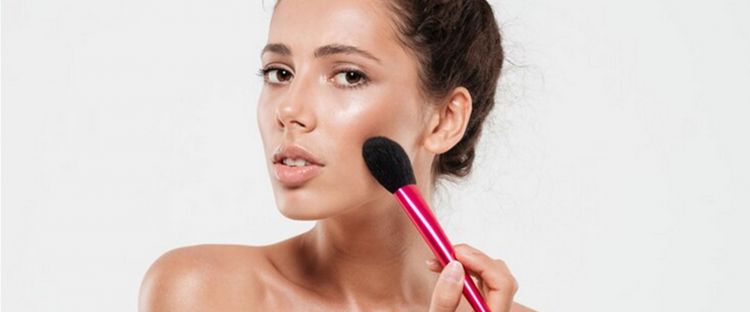 Trik simpel pakai foundation dengan spatula ini bikin hasil makeup jadi ...