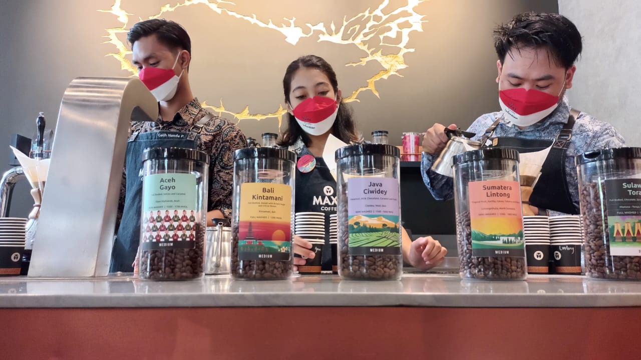 Puluhan petani kopi Indonesia menanti hasil kompetisi kopi paling