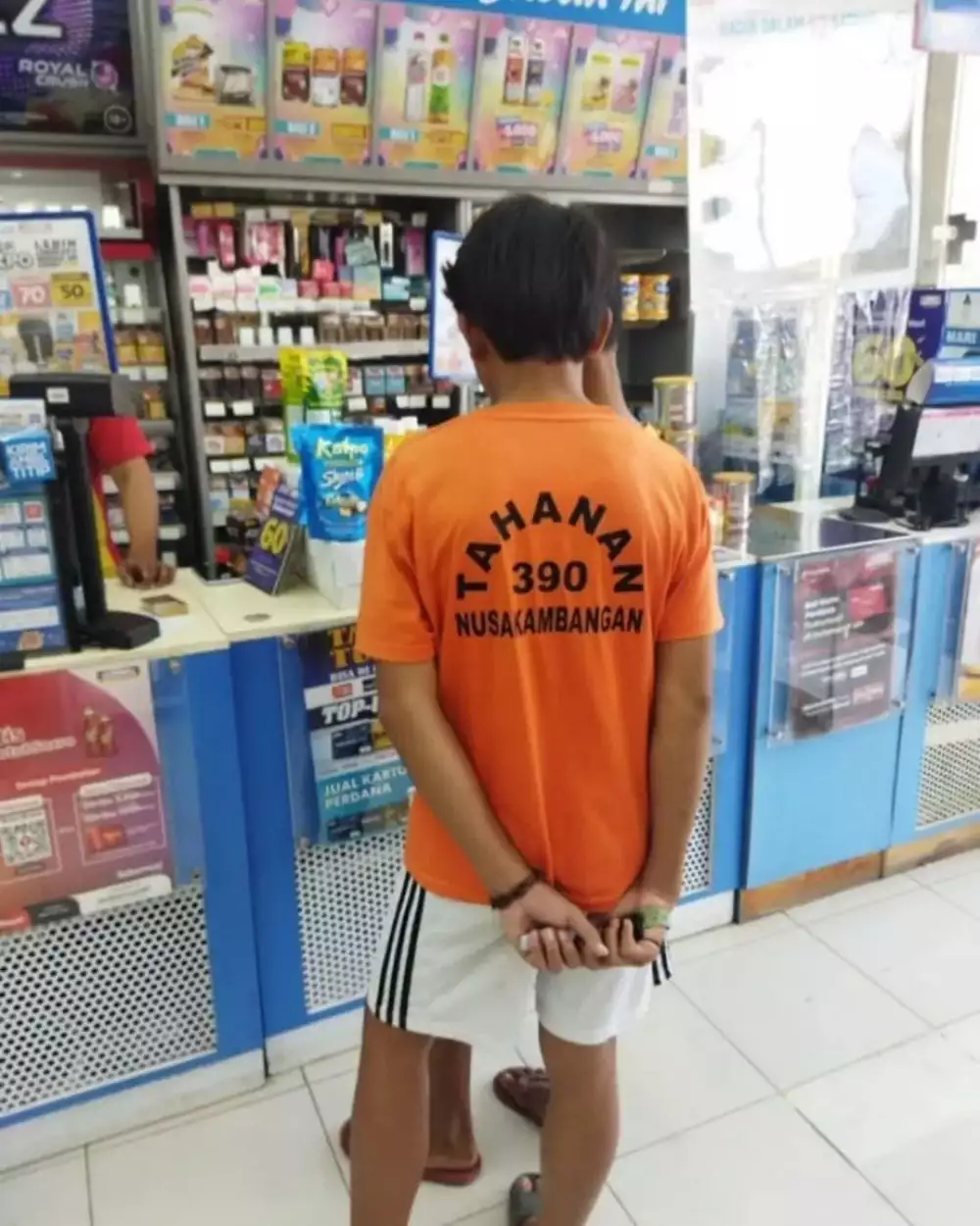 11 Gaya nyeleneh orang pakai baju 'tahanan' ini bikin nggak abis