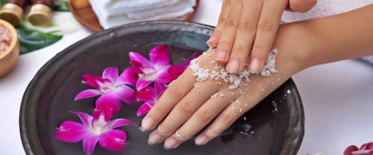 7 Cara pakai body scrub agar lebih efektif, aplikasikan dengan gerakan ...