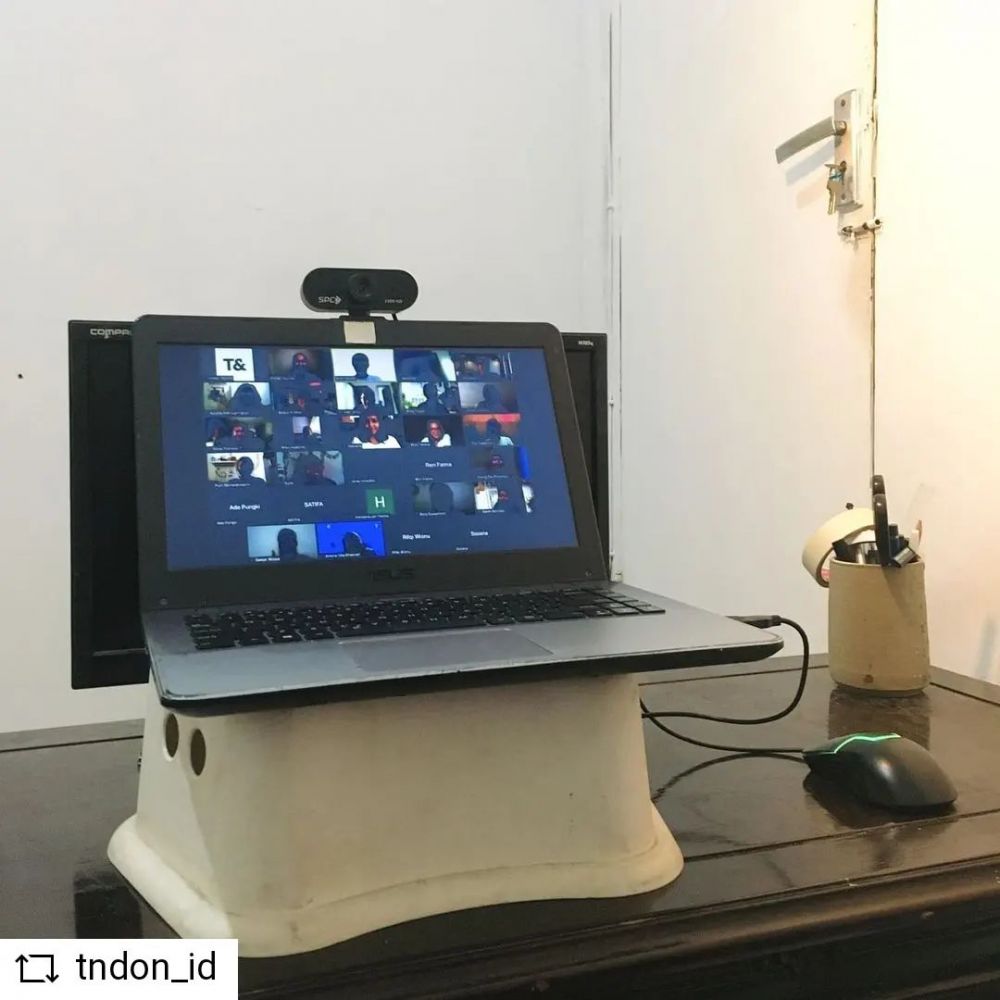 11 Ide absurd set up laptop tanpa meja, nyeleneh dan bikin susah dipakai | Techno.id