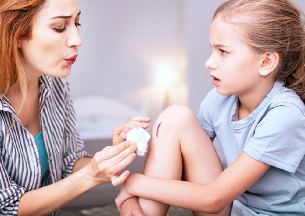 Jangan panik, ini 4 tips mengatasi dan merawat luka pada si kecil