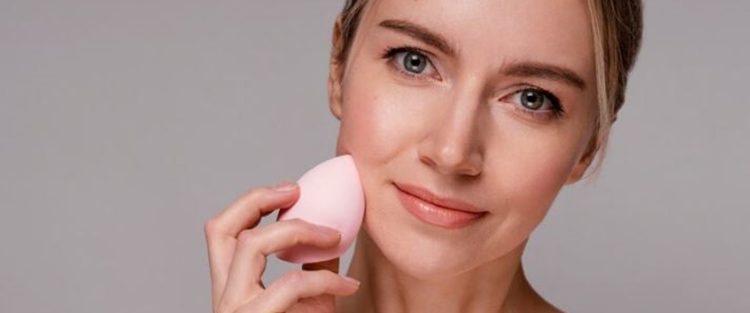 Bukan diseret, begini 7 cara menggunakan spons atau beauty blender yang ...
