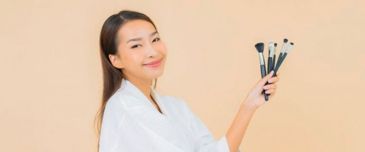 Bikin hasil makeup lebih flawless, ini 7 jenis brush dan kegunaannya ...