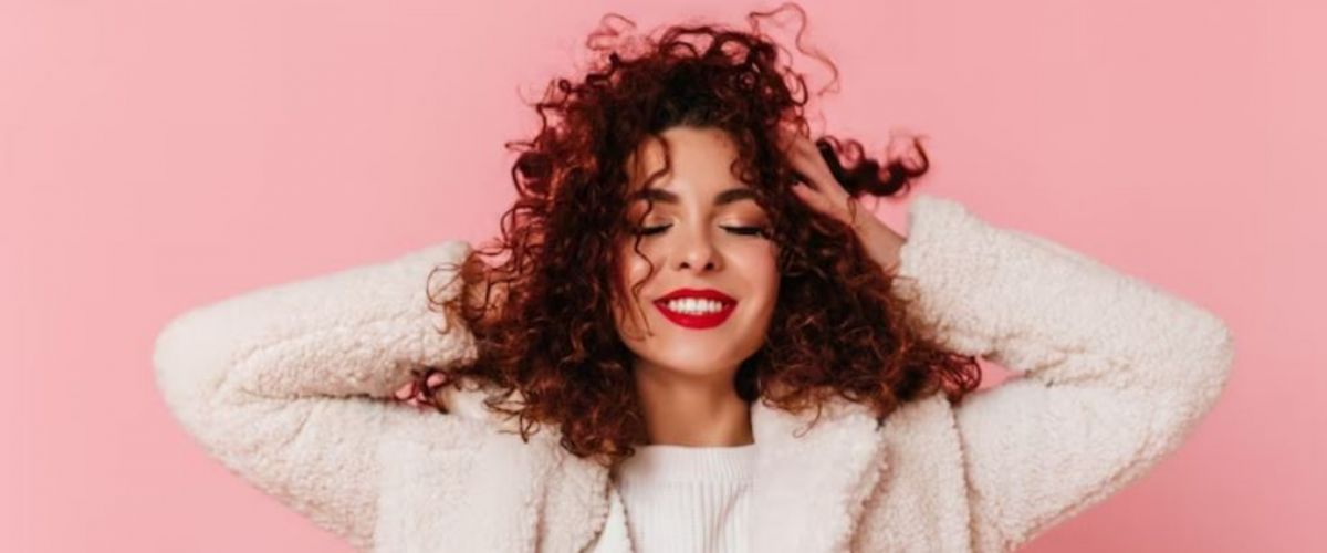 Cara melembutkan rambut keriting yang kering pakai deep condition