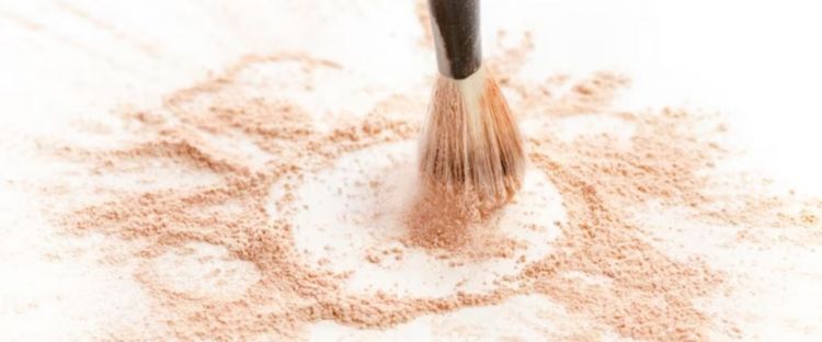 Bukan Pakai Brush Begini Trik Aplikasikan Bedak Tabur Agar Tidak Menggumpal Pakai 1 Alat Makeup
