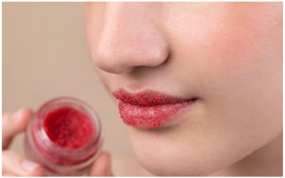 Bibir jadi merah merona, ini cara bikin lip scrub pakai 1 snack m