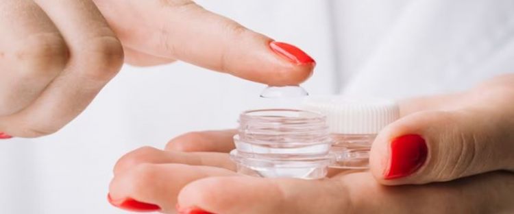 Tak bikin iritasi, begini cara mencuci softlens yang tepat agar tak ada ...