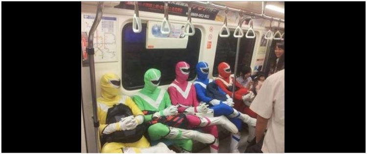 11 Potret kocak orang cosplay Power Ranger ini tingkahnya random abis ...