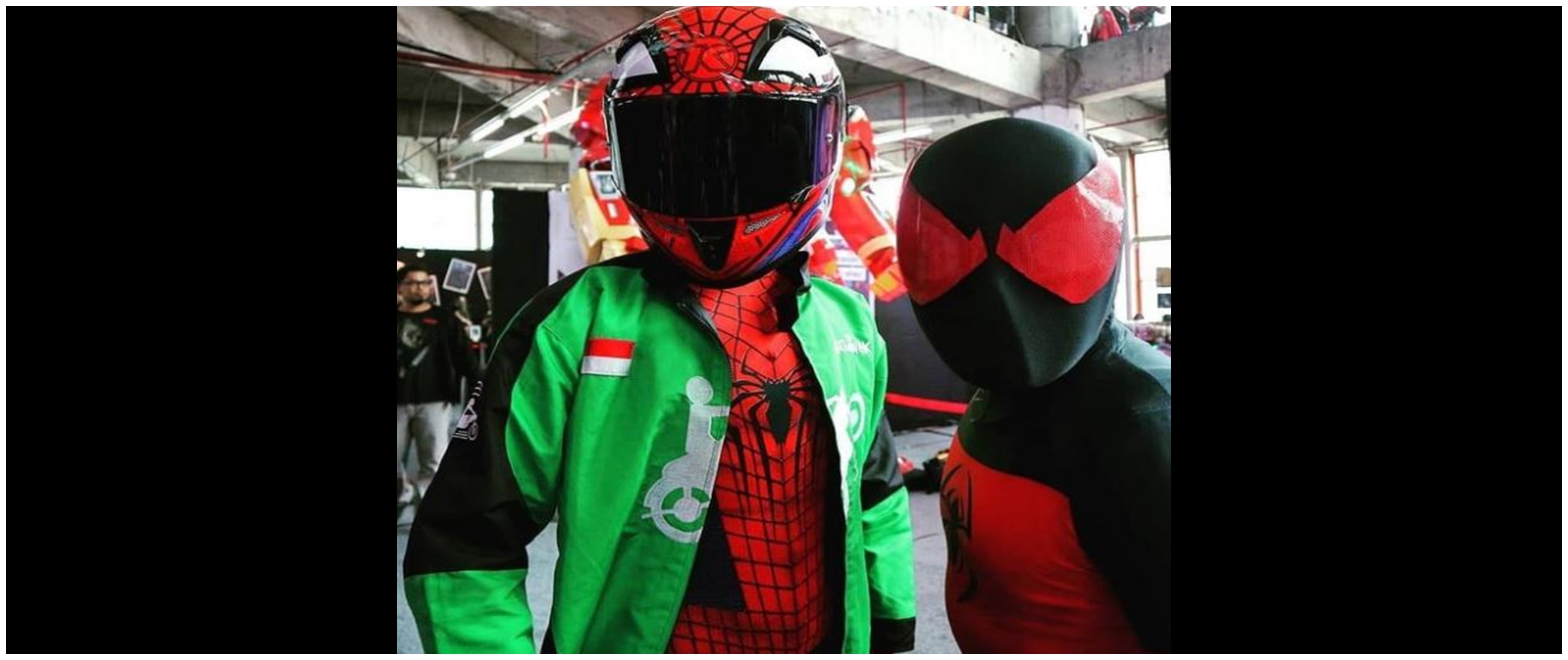 Nyentrik abis, 11 potret kocak driver ojol cosplay superhero ini