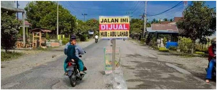 11 Tulisan lucu di tengah jalan ini bikin orang yang lewat garuk kepala ...
