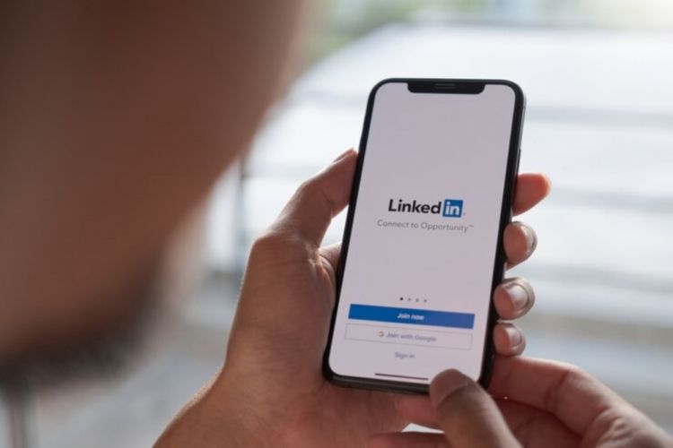 Linkedin kembangkan fitur generative AI, bisa bantu bikin surat lamaran ...