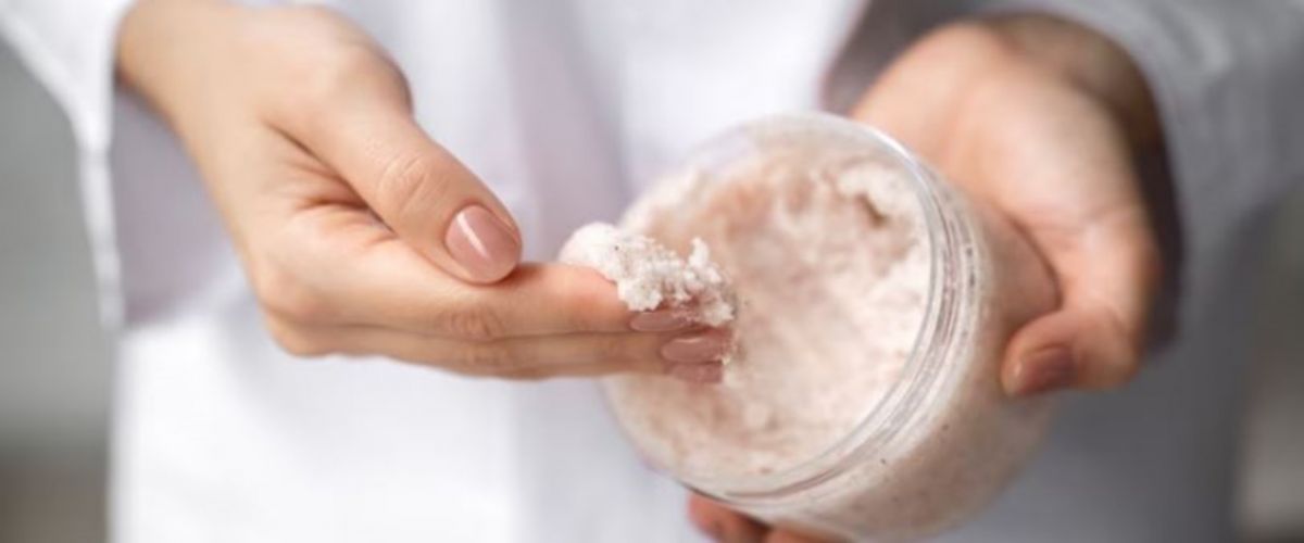 Tak perlu beli, begini trik memutihkan kulit kusam pakai body scr