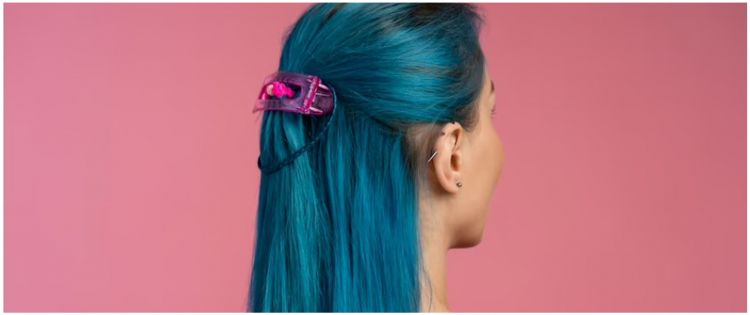 Bikin penampilan edgy, ini 9 rekomendasi cat rambut warna biru mulai Rp ...