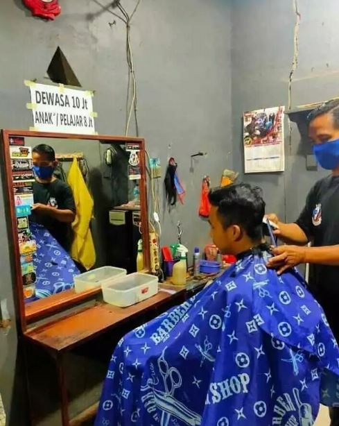 13 Potret kocak saat pangkas rambut ini nyeleneh abis, pose dan a