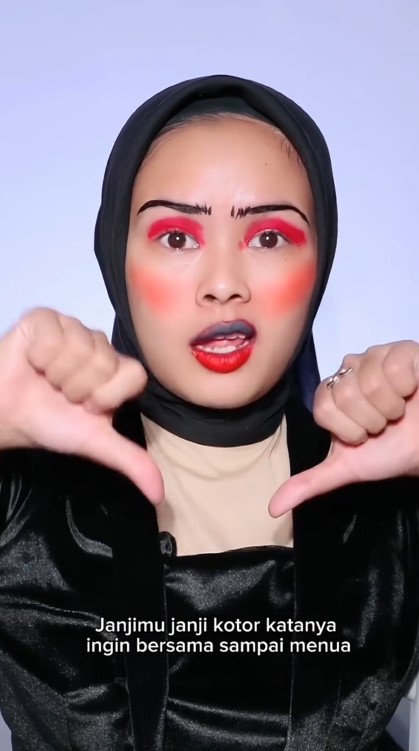 Muka cemong seperti badut, transformasi wanita makeup jadi sepert