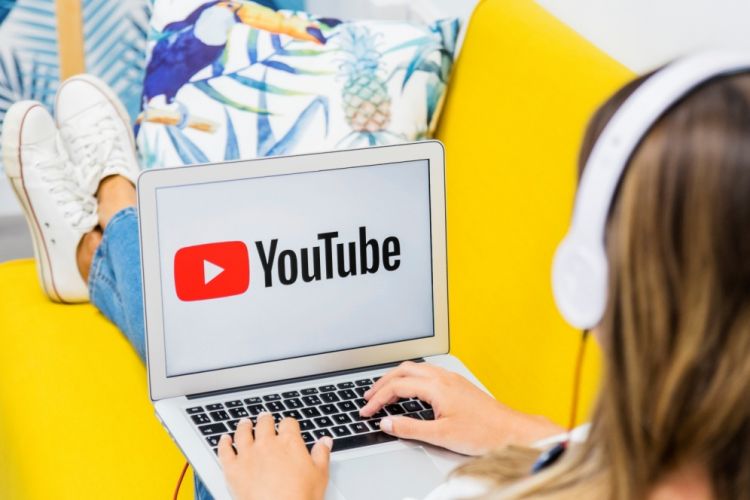 YouTube sedang menguji coba game online, salah satunya game arcade Stack Bounce | Techno.id