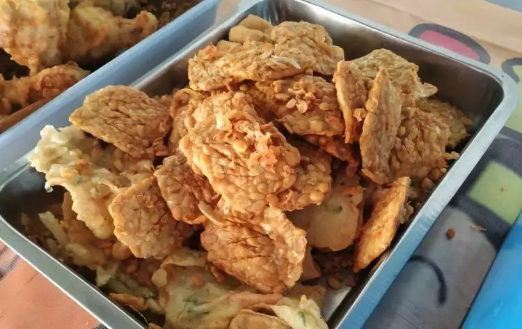 Dalam tiga jam, Pak Noo bisa menjual 400 tempe garit goreng