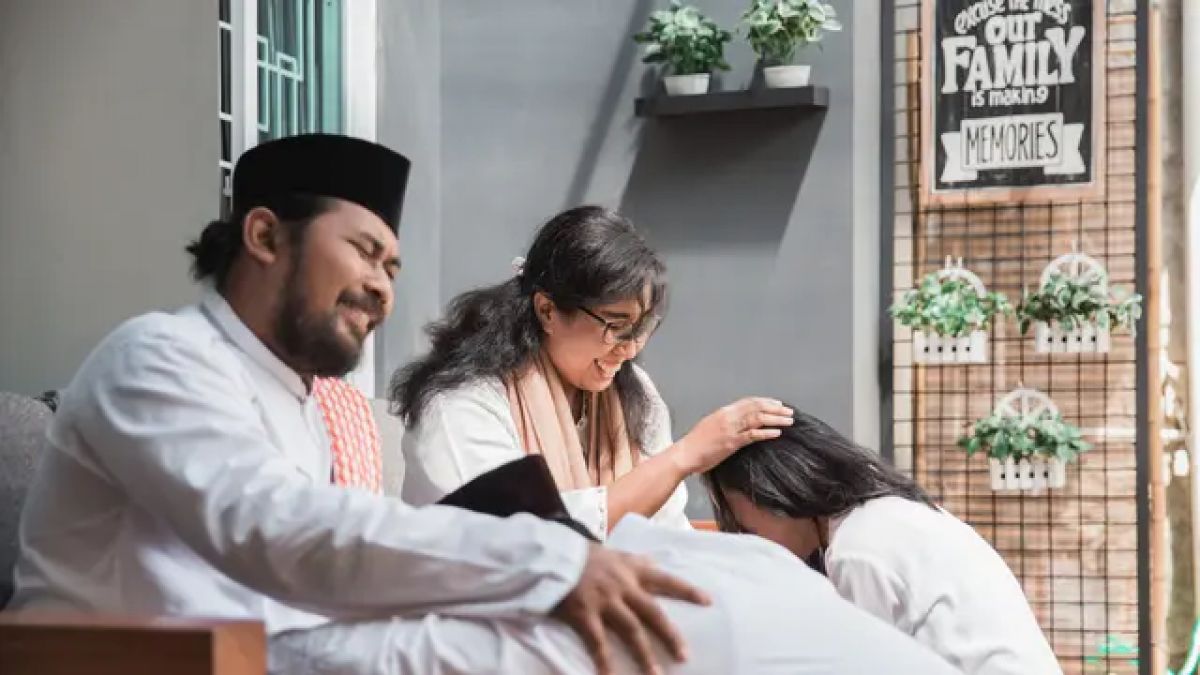 Getting to know the meaning of sungkeman during Hari Raya makes the ...