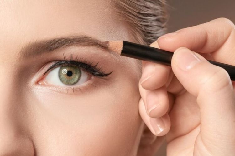 Nggak cuma untuk rapikan alis, ini fungsi lain eyebrow pencil yang tak ...