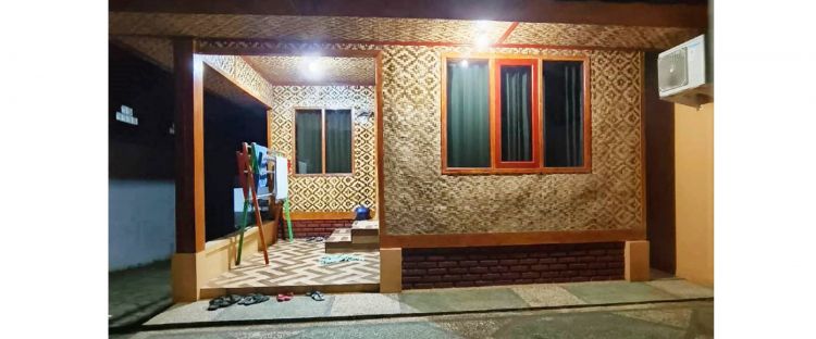 Dari luar jauh dari kata modern, 11 potret rumah gedhek ini bikin ...