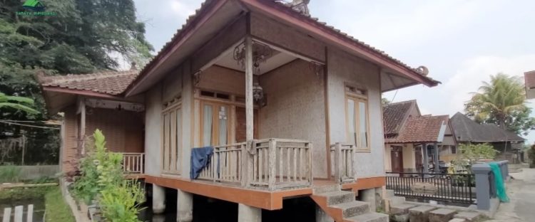 Luarnya mirip bilik di tengah empang, 9 potret rumah panggung ...
